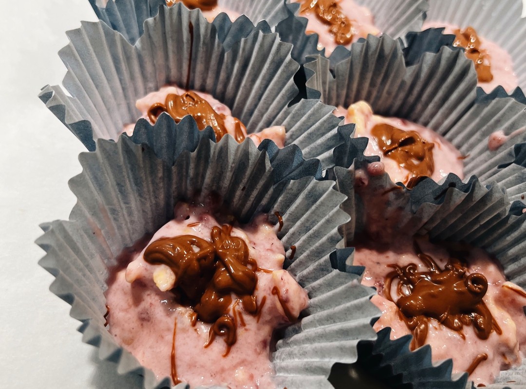 Krispig frusen yoghurt-dessert/mellis